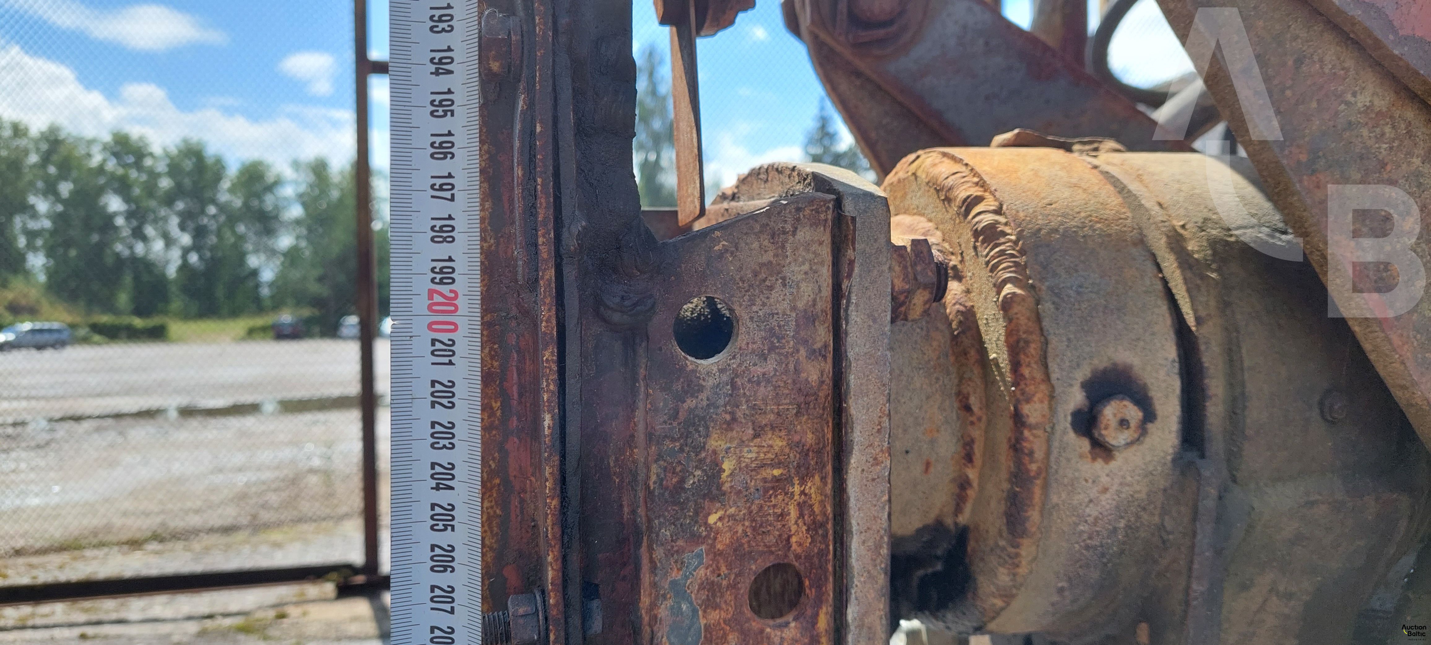 DT-75 with ditch cutting device (DT-75 su griovių pjovimo įrenginiu ...